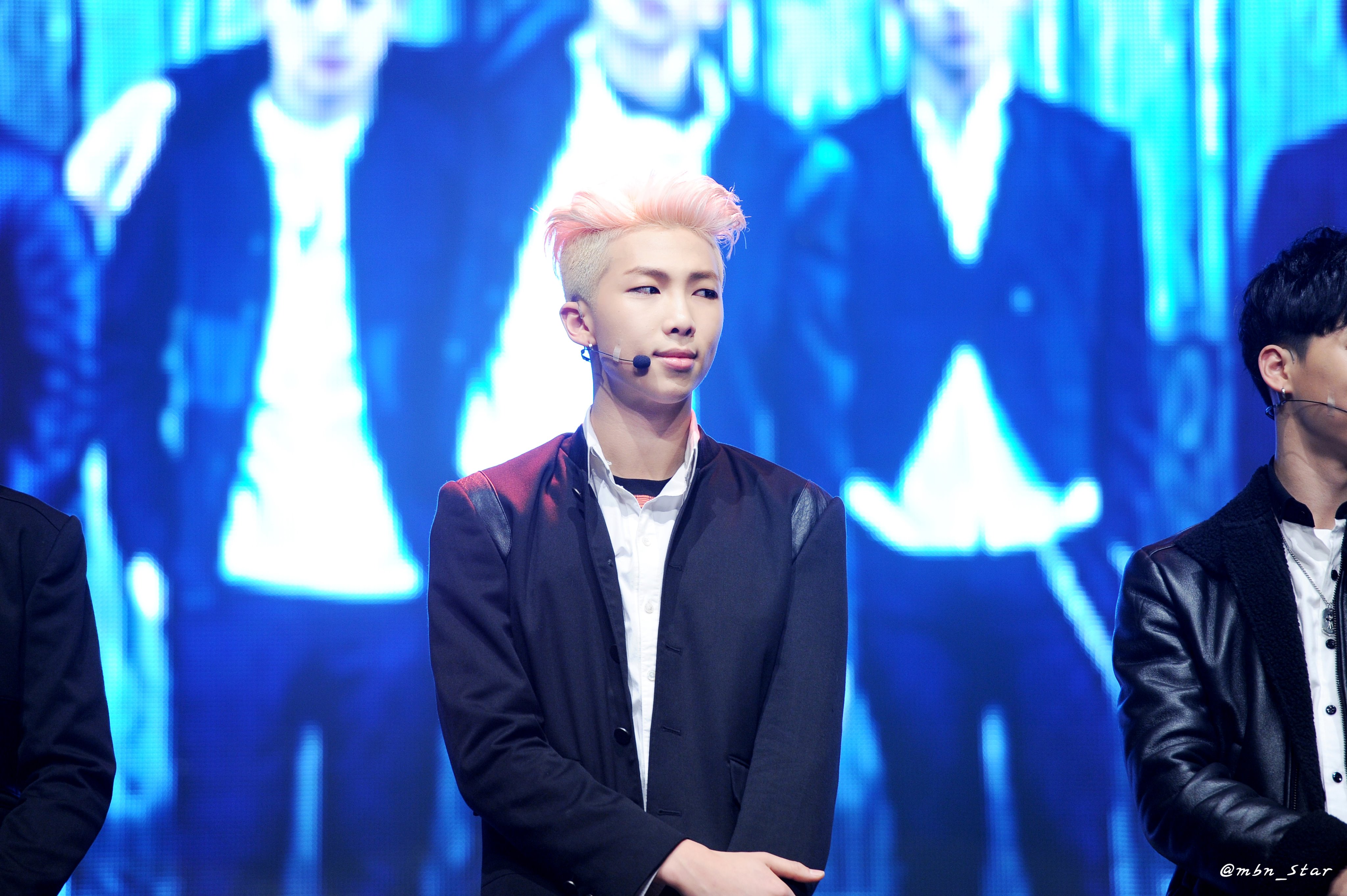 MK 스포츠 on Twitter: "[MBN스타 짤털이①-방탄소년단] 사진을 너무 오래 묵혀뒀나요😂예고 사진은 바로 2014년 2월 11일 상남자 쇼케이스 때의 ...