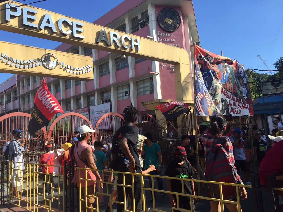 Kadamay members now in front of Mendiola Peace Arch but the gate to ...