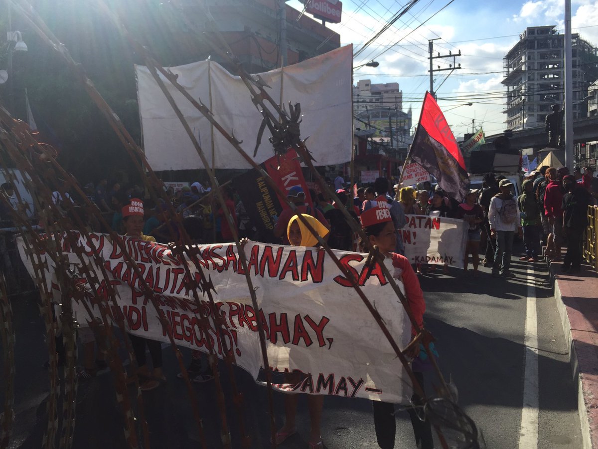 Kadamay members now in front of mendiola peace arch but the gate to ...