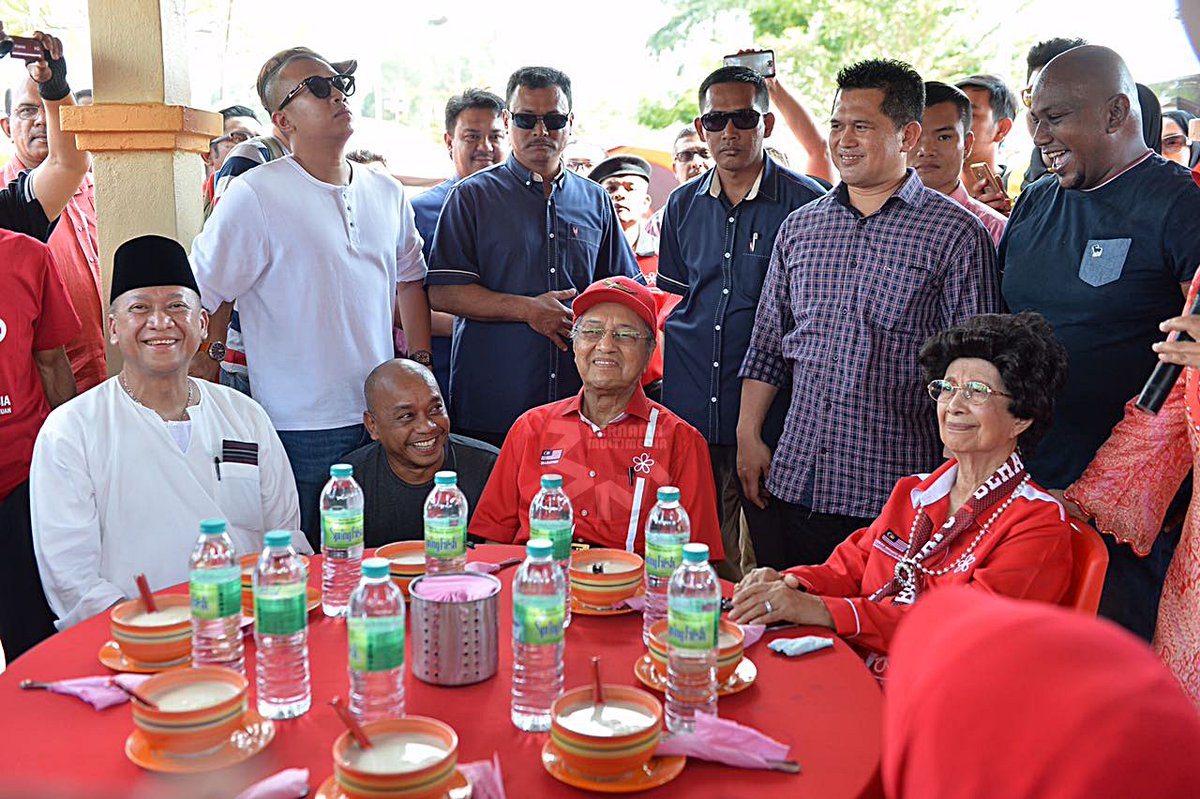 Dr Mahathir Dan Nazri Aziz Menikmati Cendol Dan
