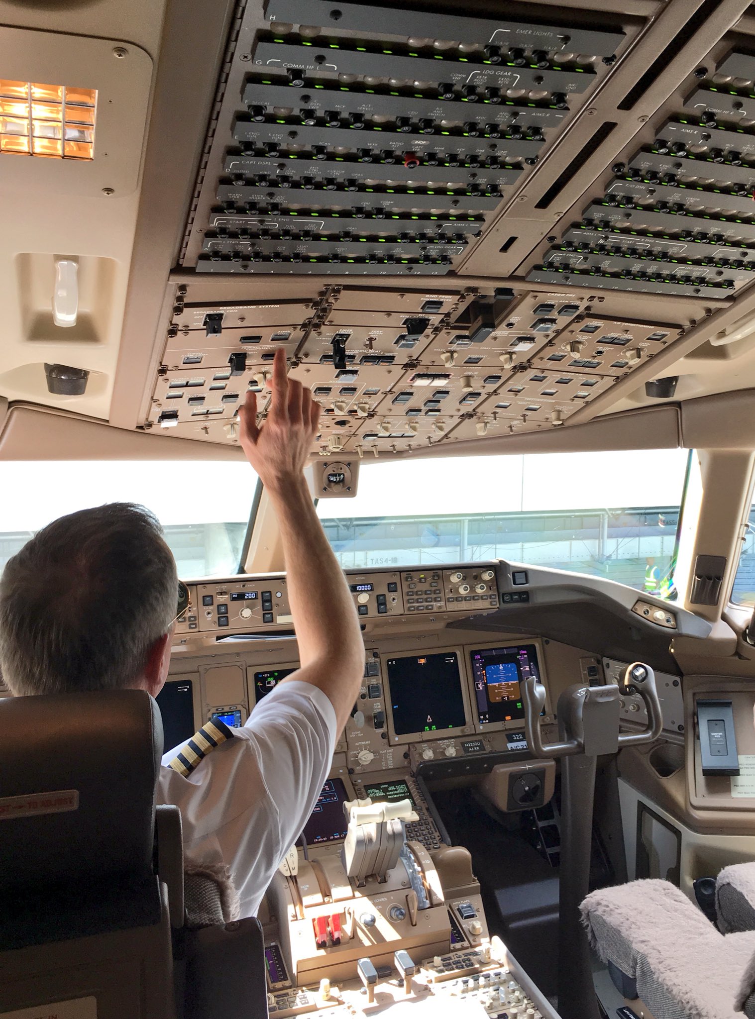 Boeing 777 300er Cockpit