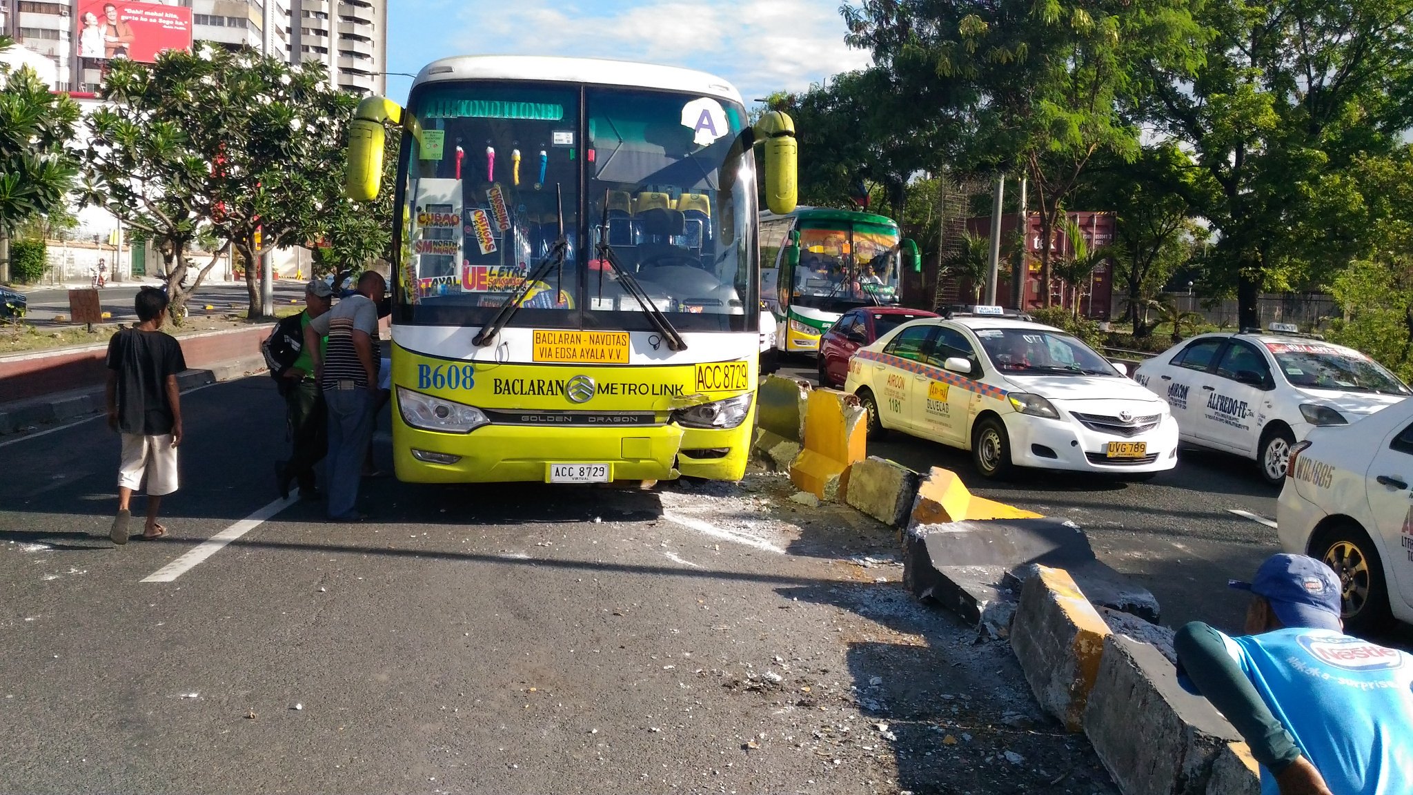 DZBB Super Radyo on Twitter: ".@dzbbsamnielsen LOOK: Pampasaherong bus na umararo sa mga ...