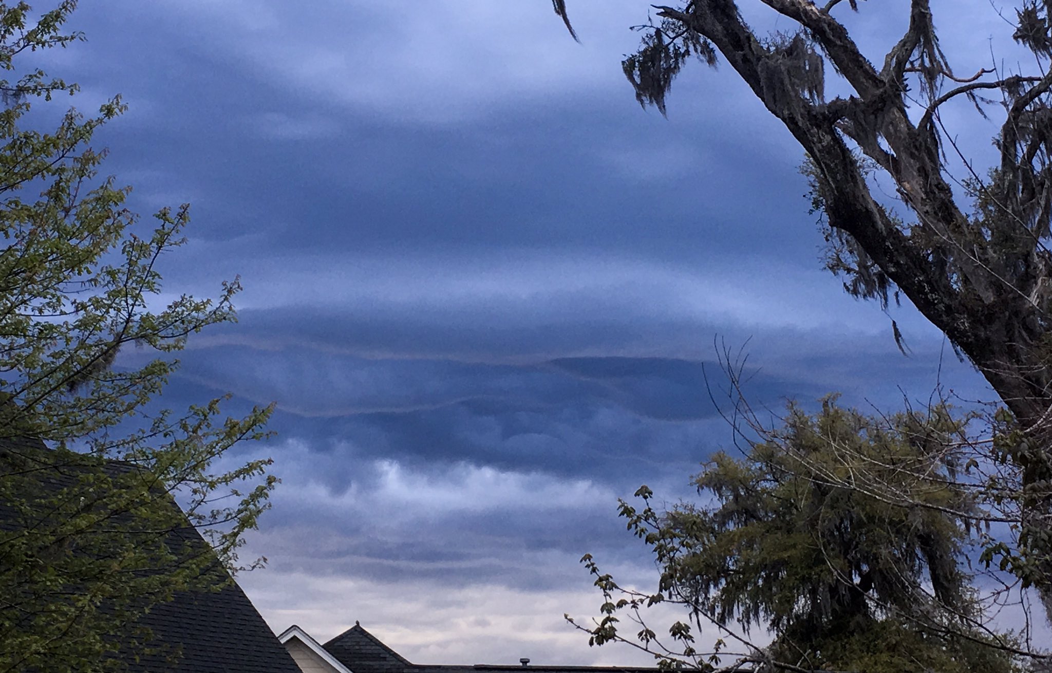 Lenticular clouds look like UFOs / Twitter Lenticular clouds look like UFOs / Twitter