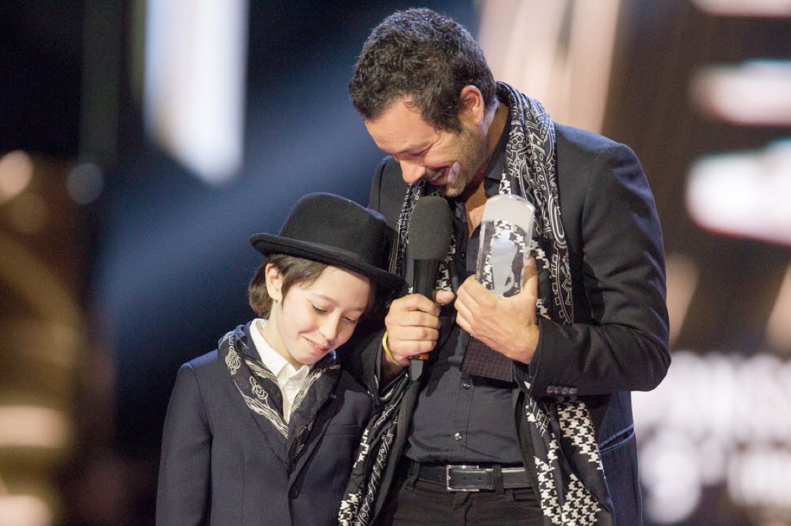 Adam Cohen with his son Cassius after accepting the JUNO for Leonard ...