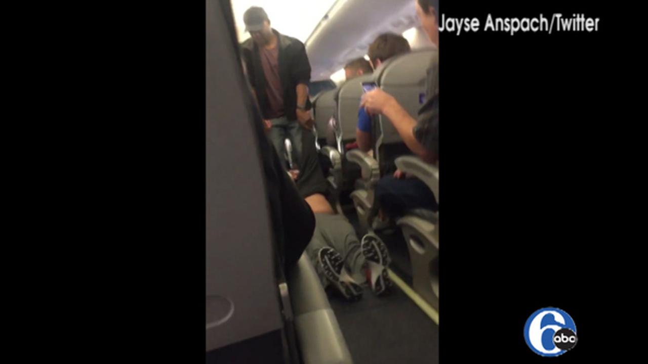 Video Passenger Dragged Off Overbooked United Flight Bit Ly