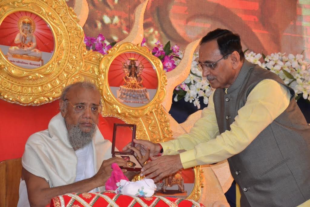 CM presents Padma award to Jain monk Vijay Ratna Surishwarji at Bharuch ...