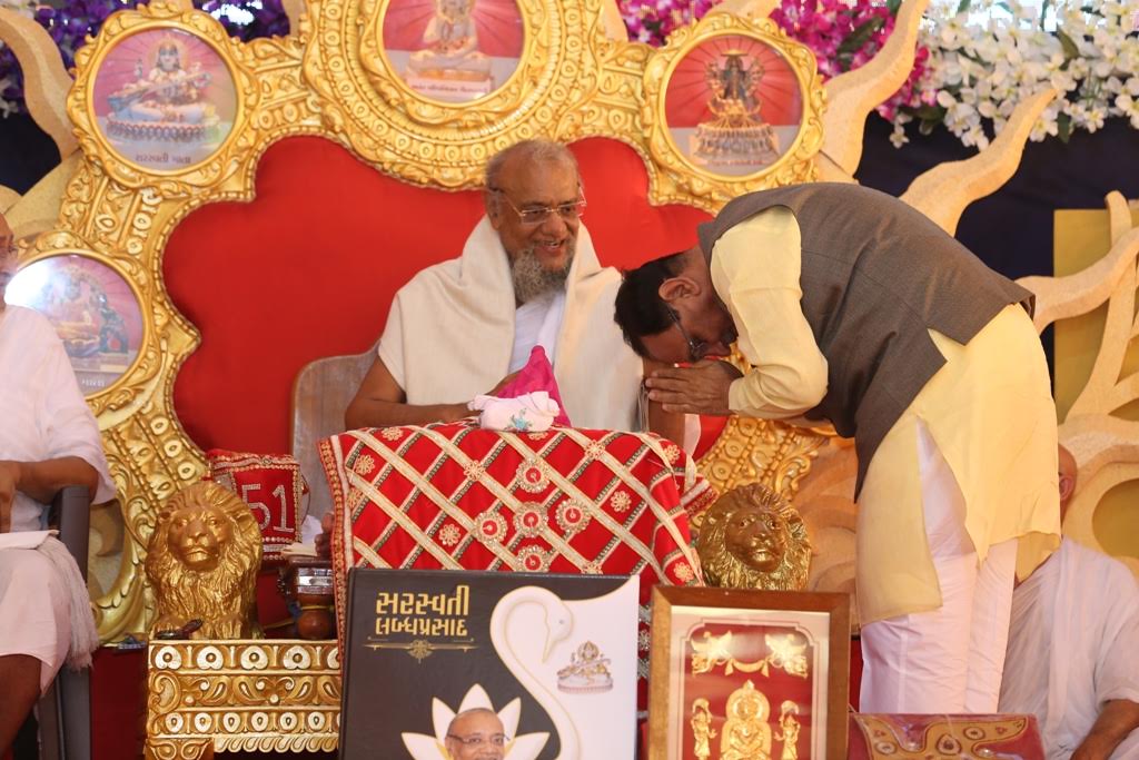 CM presents Padma award to Jain monk Vijay Ratna Surishwarji at Bharuch ...