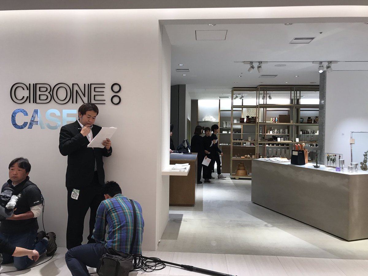 GINZA SIX 4階でCIBONE CASEを発見。ギャラリーがあって第一回目の展示はCASEの名にちなんで鳥かごのアート。 GSIX | Nobi Hayashi 林信行 | Scoopnest