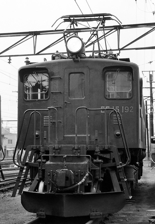はいきゅう電車 on Twitter: "同列に保管されているEF15 192は新宿駅100周年記念で運転されたEF15三重連＋12系×6の新宿方先頭を勤めたカマです。こちらも…ですかね ...