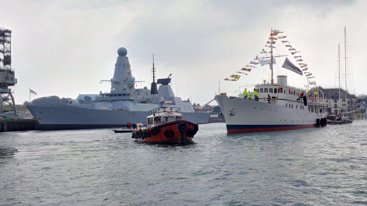 HMS Defender on the river Fal with old Dunkirk veteran HMS Malahne (pic ...