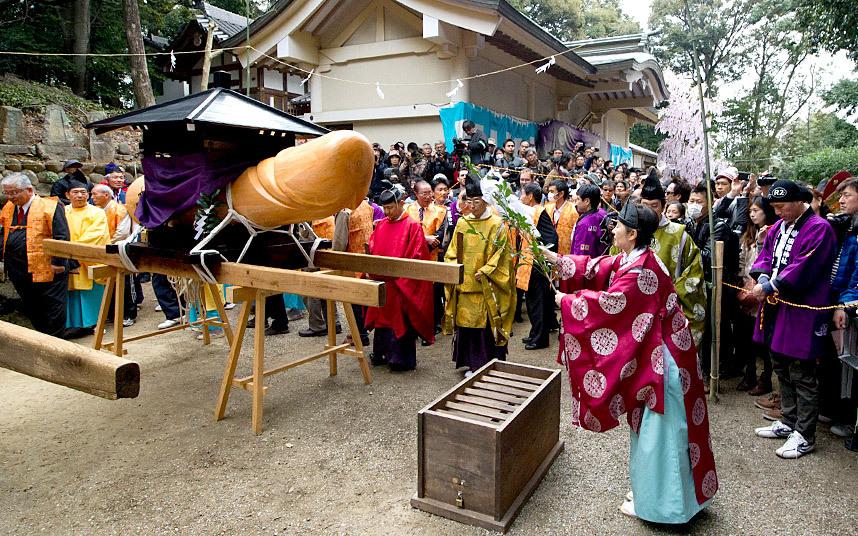 Japanese men carry giant wooden phallus for ancient fertility ritual ...
