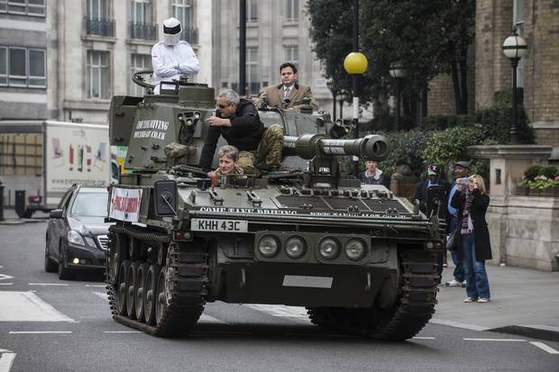 Watch a tank deliver the ‘bring back JeremyClarkson’ petition to the ...