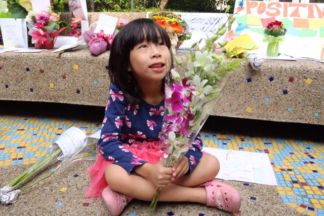 Constance Tan, 6, made a heart-shaped card for Mr Lee Kuan Yew, who she ...