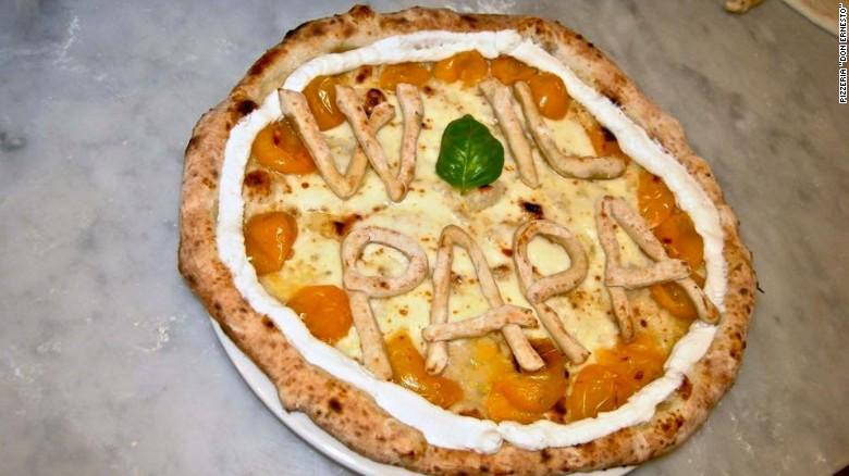 Pizza maker hands Pope Francis a special pizza as motorcade drives ...