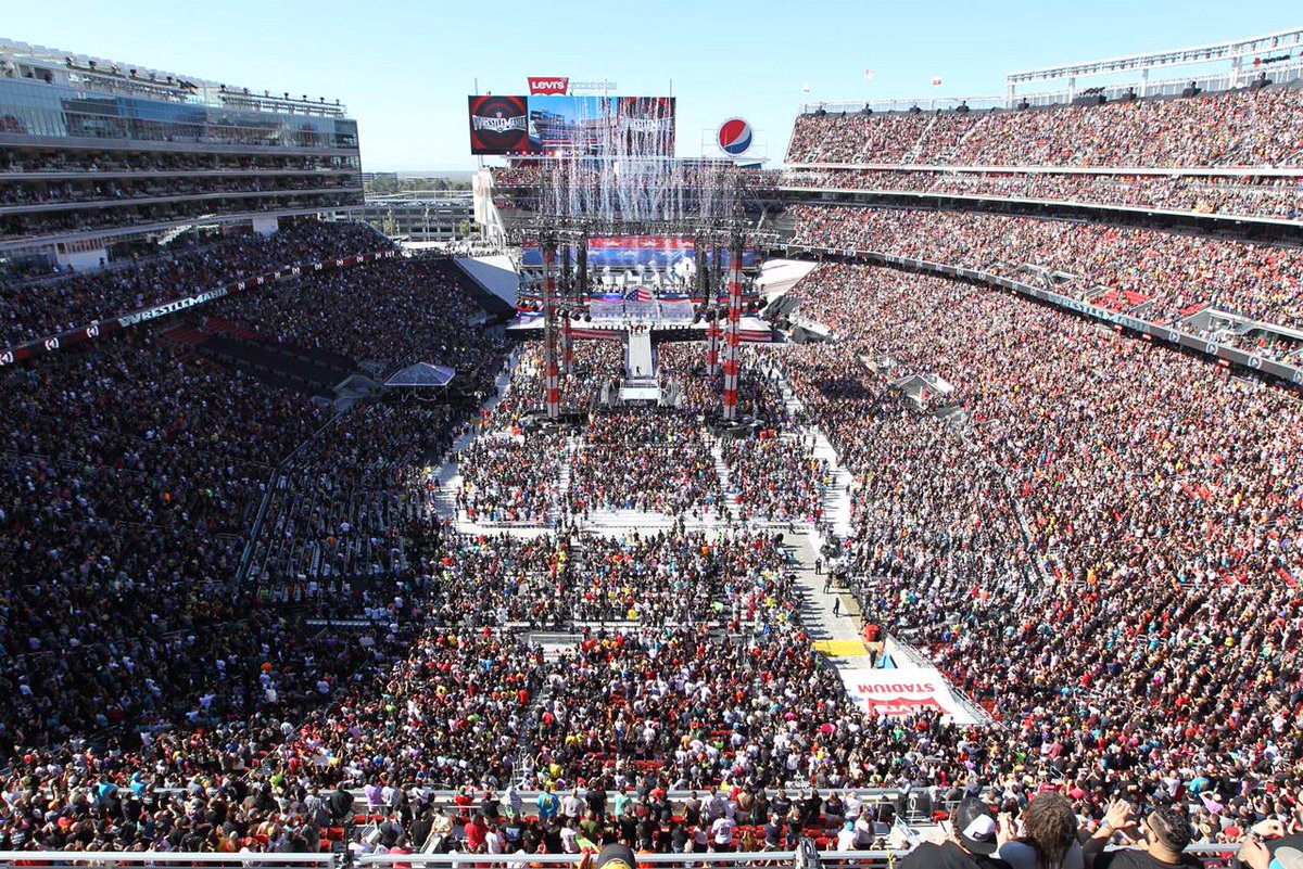 A sold-out crowd of 76,000 screaming fans descended on Levis Stadium ...