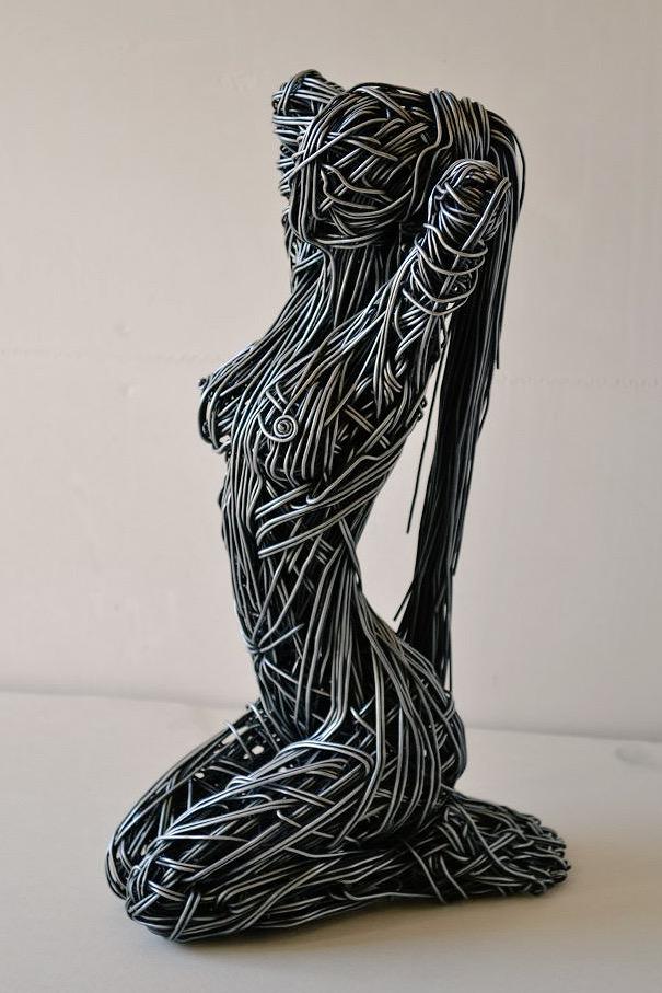 人体模型マモルくん on Twitter: "カッコイイはりがねだと!?Σ(･ ･ ﾉ)ﾉ はりがねをネジネジして創った人体モチーフのワイヤーアート by Richard Stainthorp ...