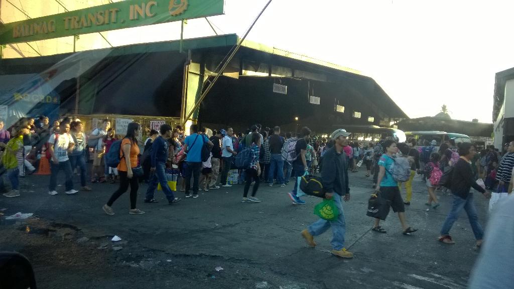 Baliwag Bus terminal sa EDSA Cubao dinadagsa pa rin; pila hanggang EDSA ...