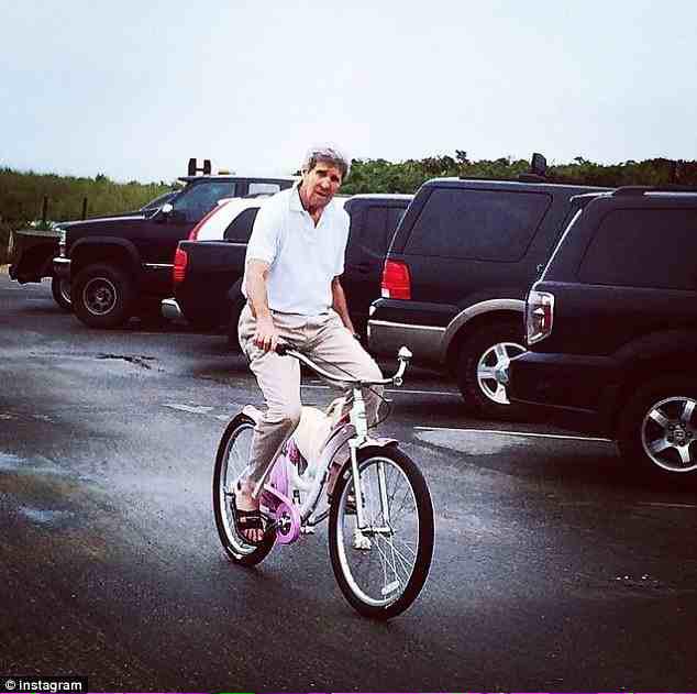 Lurch John Kerry falls off bike, breaks leg