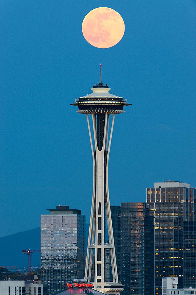 Sundays full moon over Seattle was amazing to watch silently rise above ...