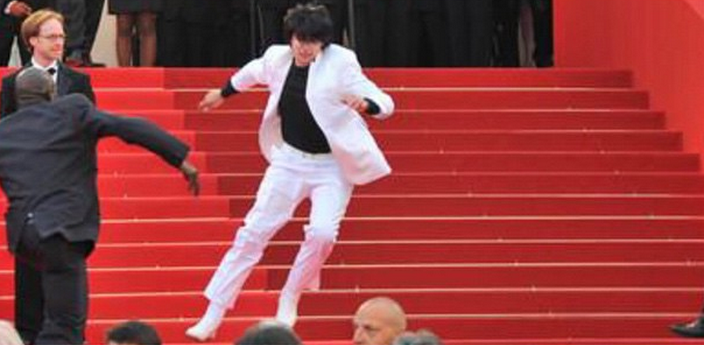 Did jason derulo fall down the stairs metgala - scoopnest.com