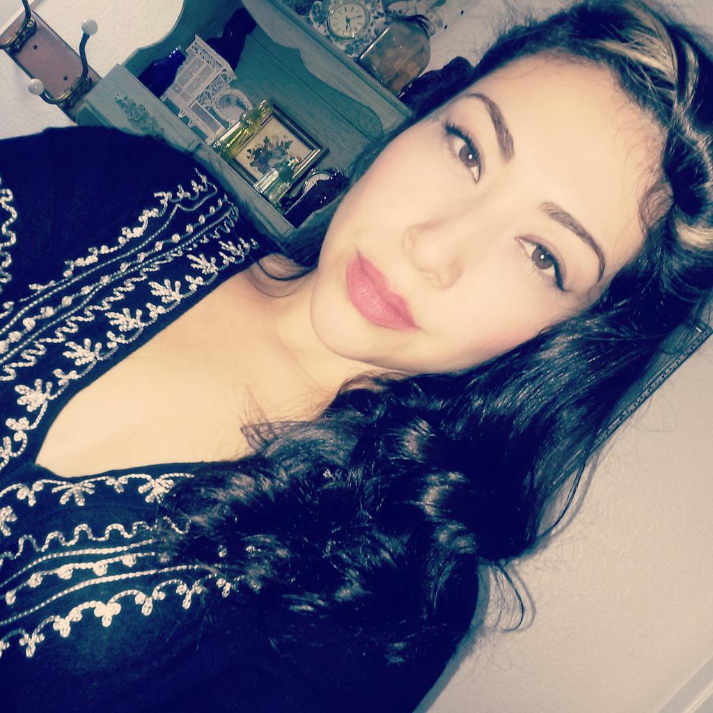 Roxanne Hines's Instagram, Twitter & Facebook on IDCrawl