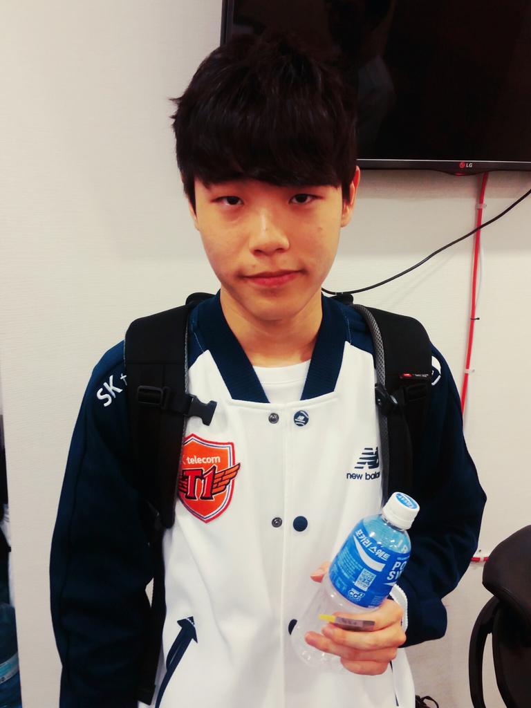 T1 LoL on Twitter: "After game XD #SC2 #SKTWIN #T1 http://t.co/MgwGrjnvxM" / Twitter