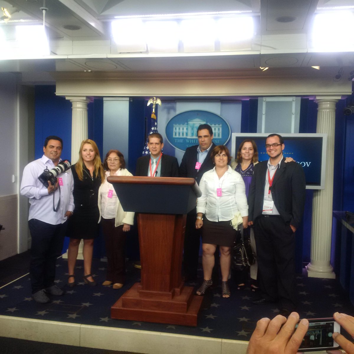 Cuban journalists covering US-Cuba talks, pose for photo at WH lectern ...