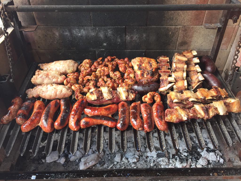 Empezamos a comer de a poco. Lindo asado en familia en un domingo ...