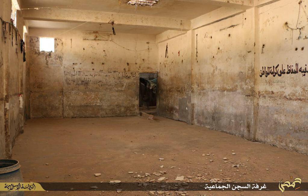 Photos : Islamic State shows the mass detention rooms in Tadmur prison ...