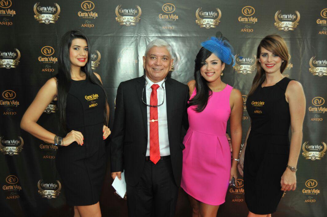 La presentadora de noticias Delia Muñoz, en modo FirstLady junto al ...