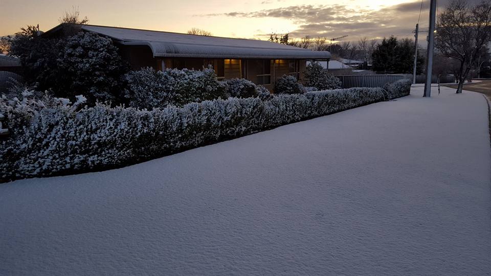 Photos of snow in Cooma. Snow & ice alert issued 4 Hume Hwy Goulburn ...