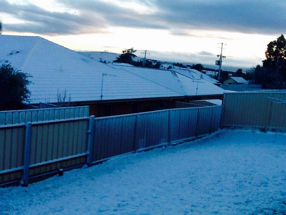 Photos of snow in Cooma. Snow & ice alert issued 4 Hume Hwy Goulburn ...
