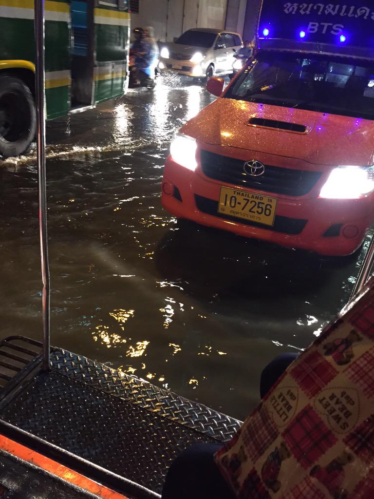 JS100 on Twitter: "RT @zigmundboyd: ใต้บีทีเอสแบริ่งกลายเป็นคลองไปเรียบร้อย http://t.co/kSSx8HpKE5"