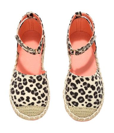 10 Inspirasi Model Sepatu Motif Leopard Dari Para Seleb (Bagian 2)