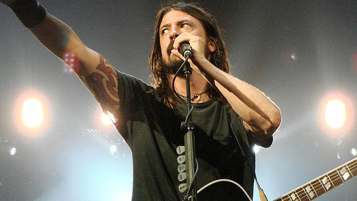 What a trooper! Foo Fighters singer breaks leg during concert ...