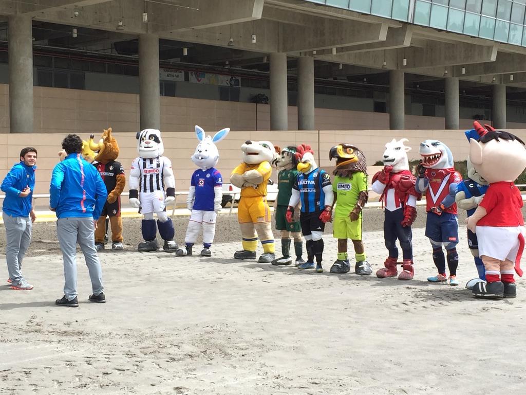 Tigre participando en la Carrera de Botargas 2015 de Televisa Deportes ...