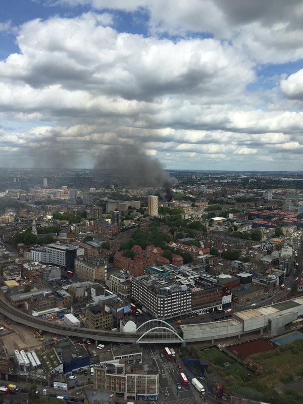 Hackney Road engulfed in smoke by huge fire - ITV News