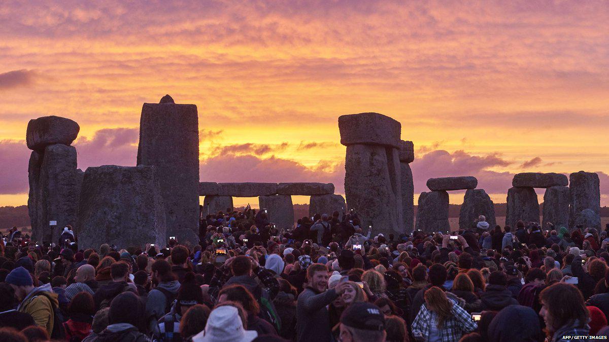 SummerSolstice: 23,000 see sun rise at Stonehenge | BBC News (UK ...