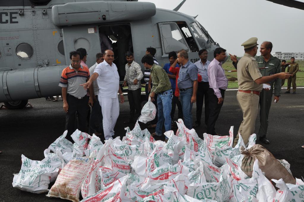 IAF helicopters undertake 19 sorties to drop 15,000 food packets | DeshGujarat