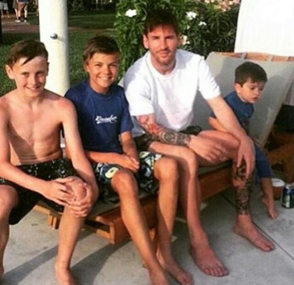 Lionel Messi Barefoot