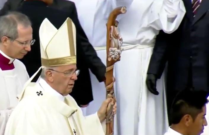 SED VALIENTES : EL PAPA USA BÁCULO CON LA VIRGEN DESATANUDOS EN LA MISA ...