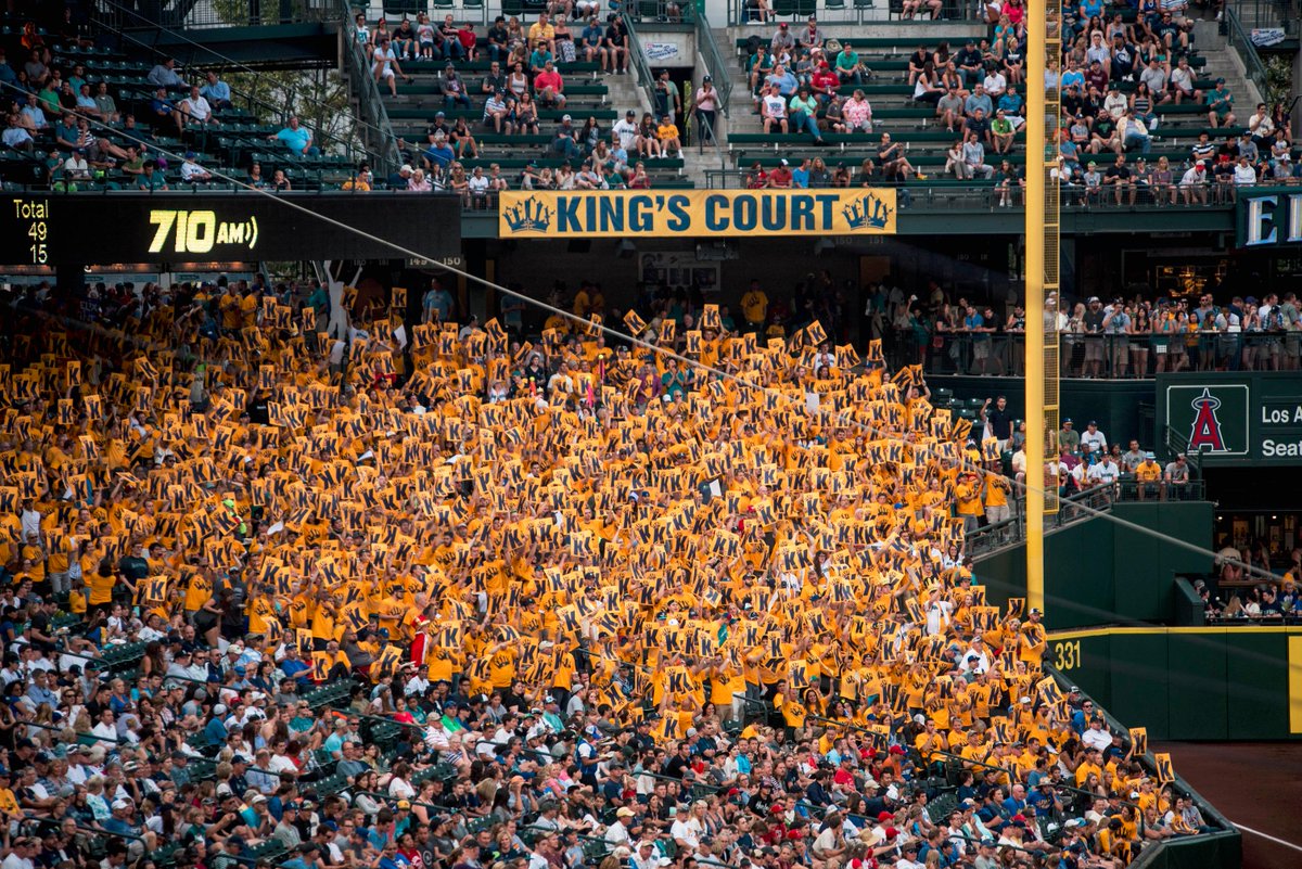 The King's Court is doing their thing again. #HappyFelixDay http://t.co ...