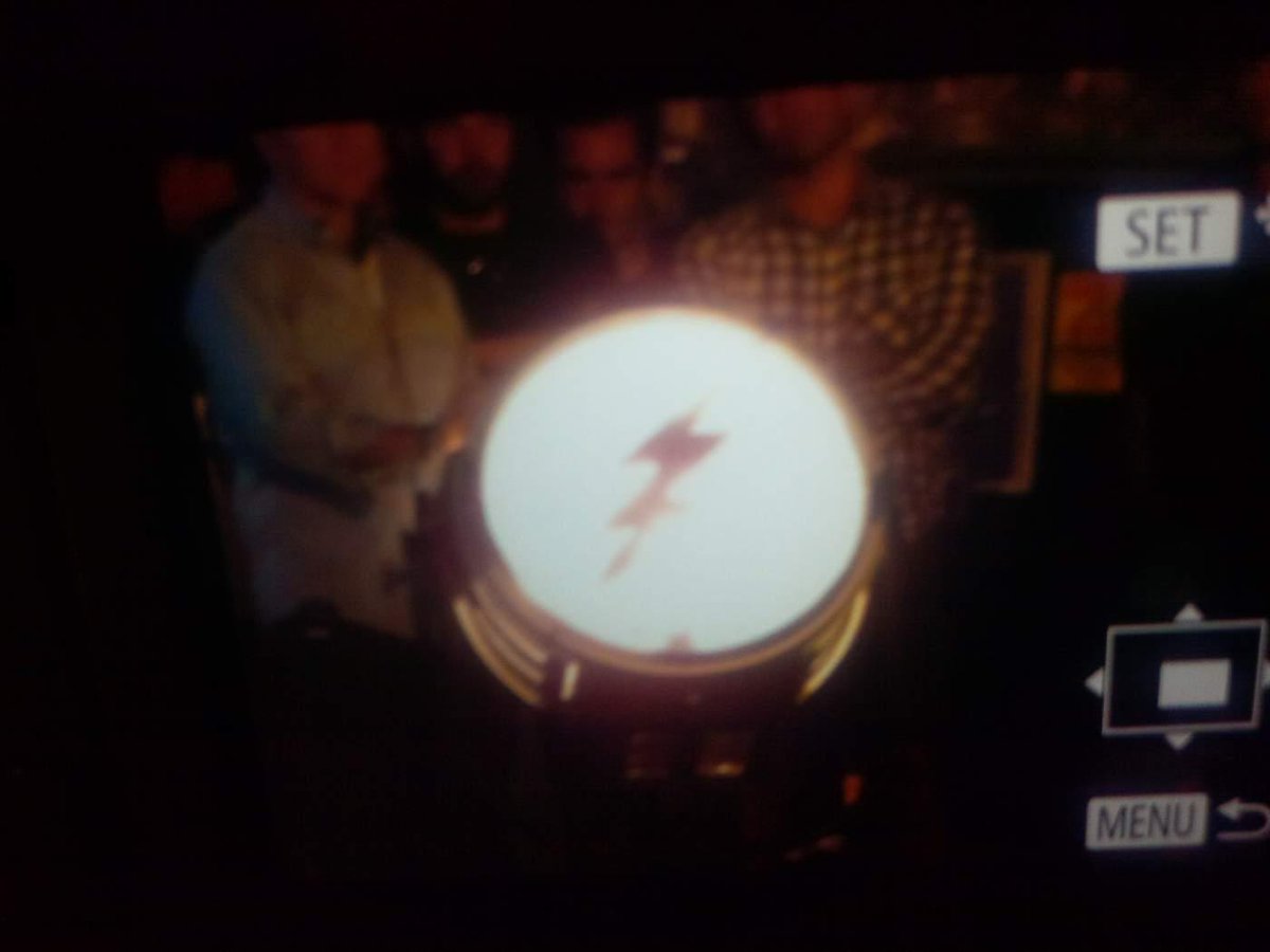 The Flash now has his own Bat-Signal : r/FlashTV