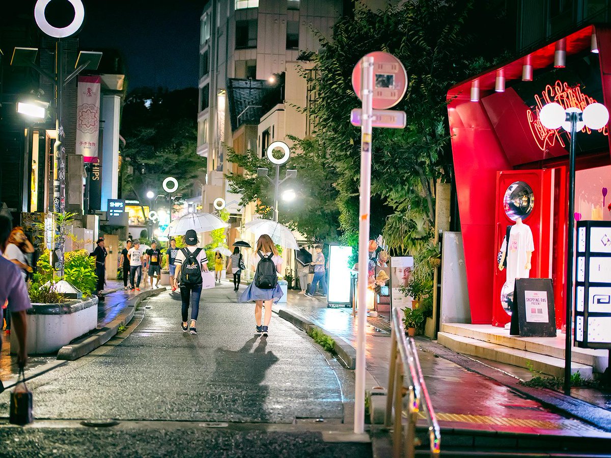 Rainy Saturday evening on Cat Street in Harajuku. 原宿 キャットストリート | Tokyo ...