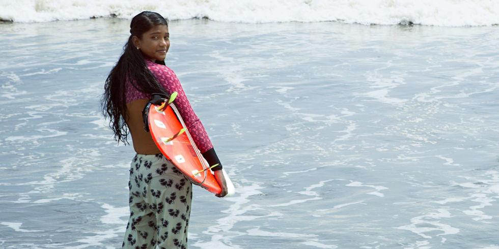 18-Year-Old Nasim Akter Is the First Female Surfer in Bangladesh ...