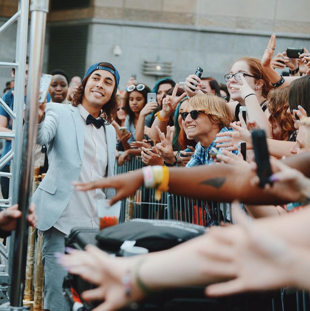 Check out that bow tie! piercethevic greeting fans on the APMAs red ...
