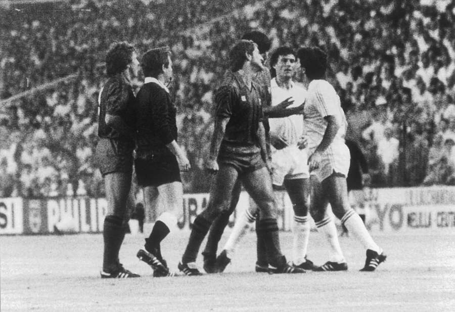 Perico Alonso y Juanito durante el partido Real Madrid-Barcelona de la ...