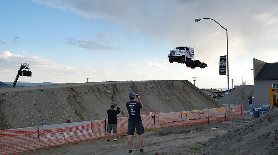 Gregg Godfrey : Gregg Godfrey set record jumping semi truck feet dirt ...