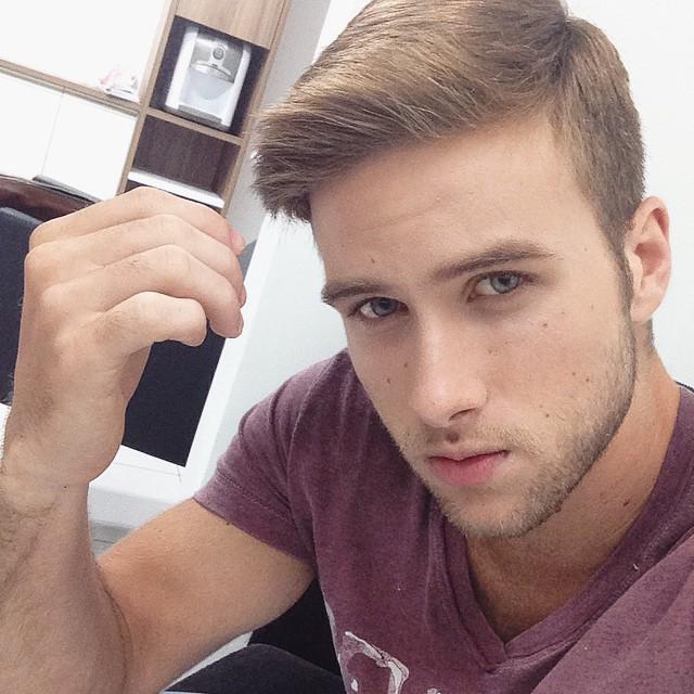 Classify Brazilian DJ Erik Vilar