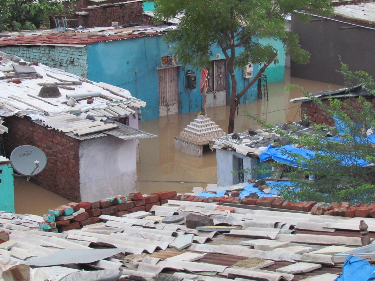 Vadaj slum units flooded by river Sabarmati (photos) | DeshGujarat